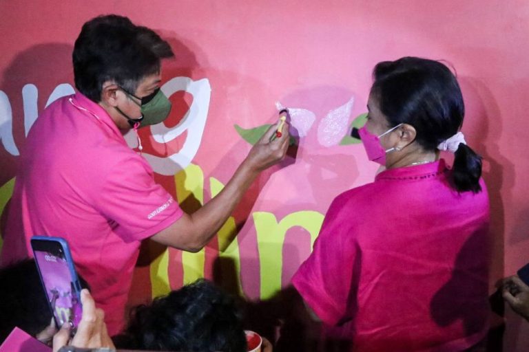Painters of Isabela mural for Leni-Kiko feel emotional at meeting their ...